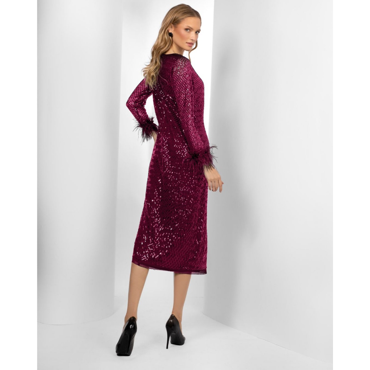 Wieczorowa sukienka z cekinami i piórami