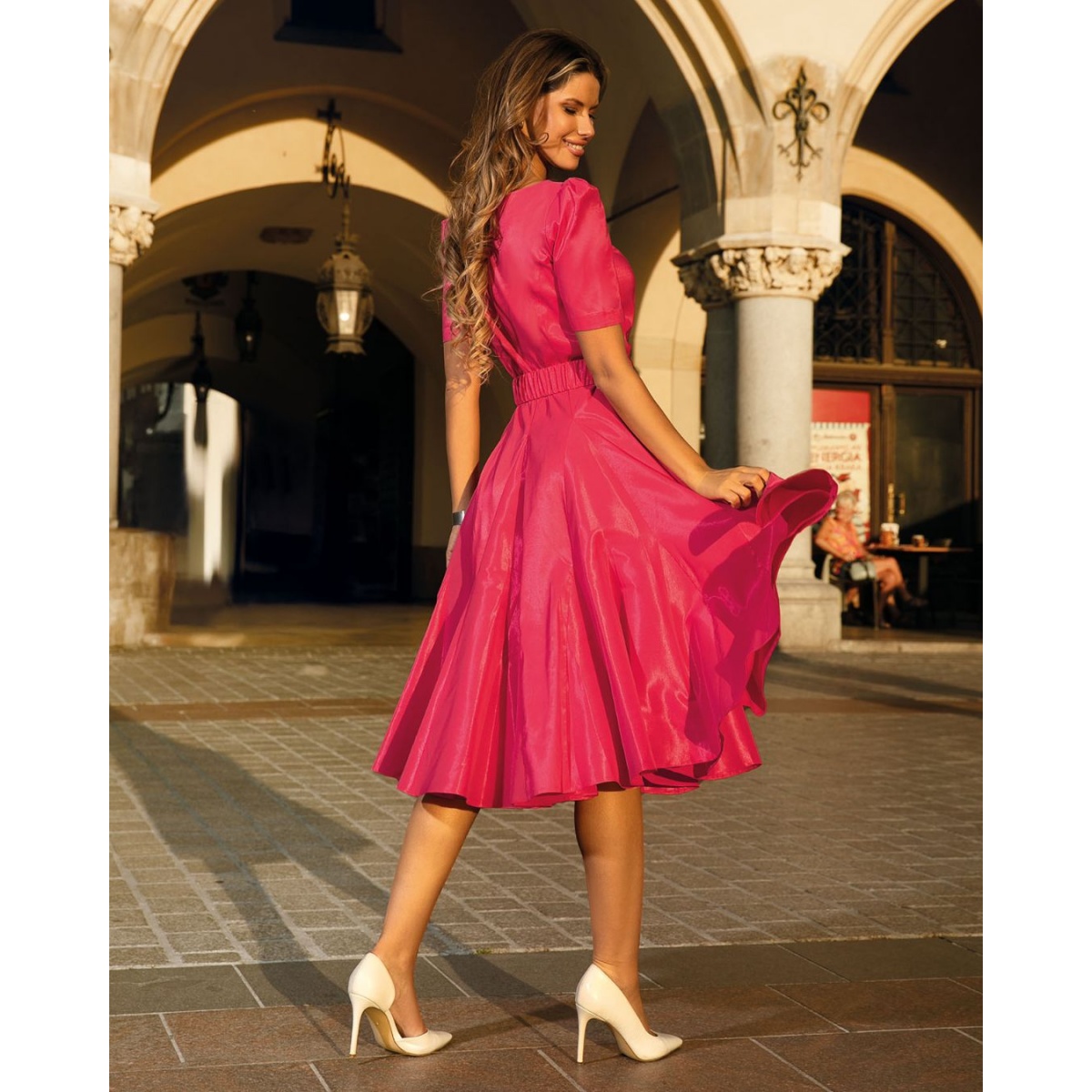 Wizytowa sukienka o rozkloszowanym dole w kolorze różowym Luna